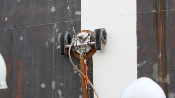 El robot VertiDrive M4.1 ¡Una ventaja en la limpieza industrial ...